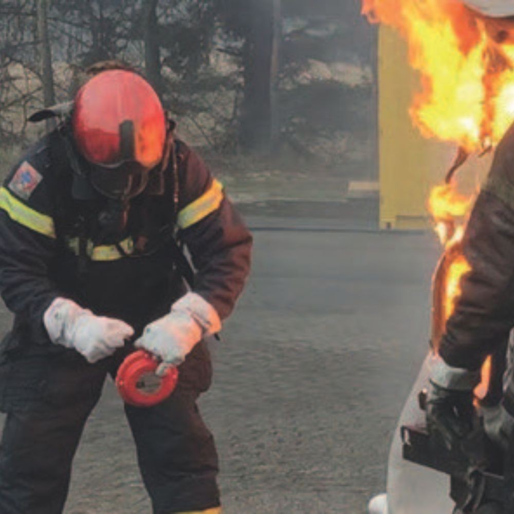 FIRE ISOLATOR AEROSOL FIRE EXTINGUISHER IN A CASE Electric vehicles