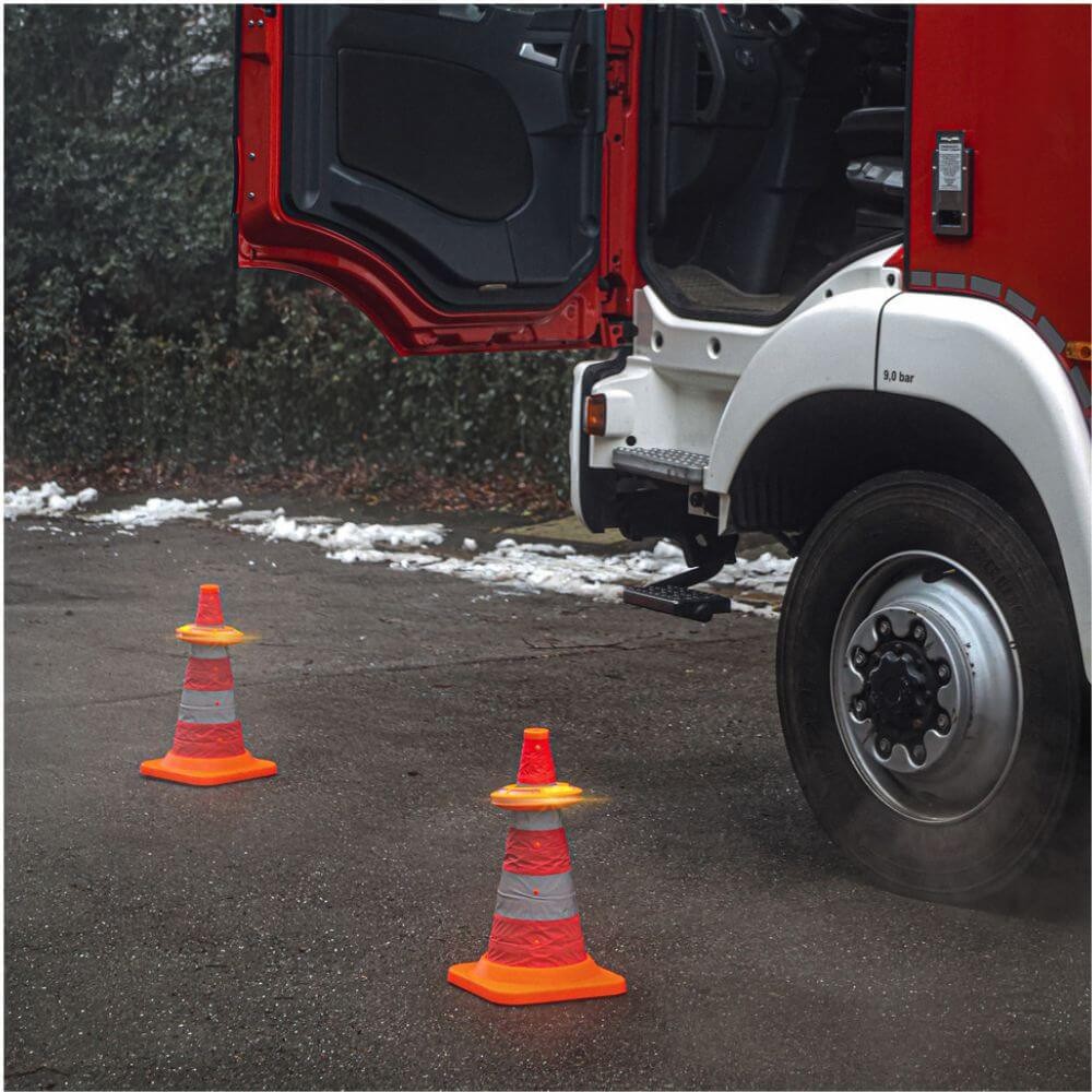 TRAFFIC CONES 360 LED SIGNAL LIGHT IN A CASE Torches
